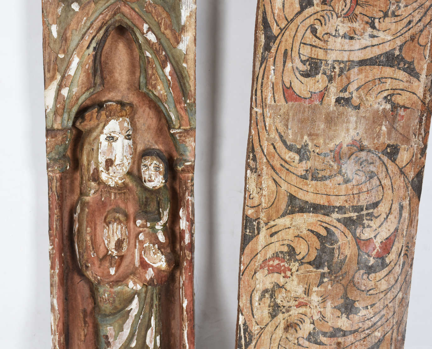 Dois antigos fragmentos de madeira, uma delas ... - Galeria Alphaville