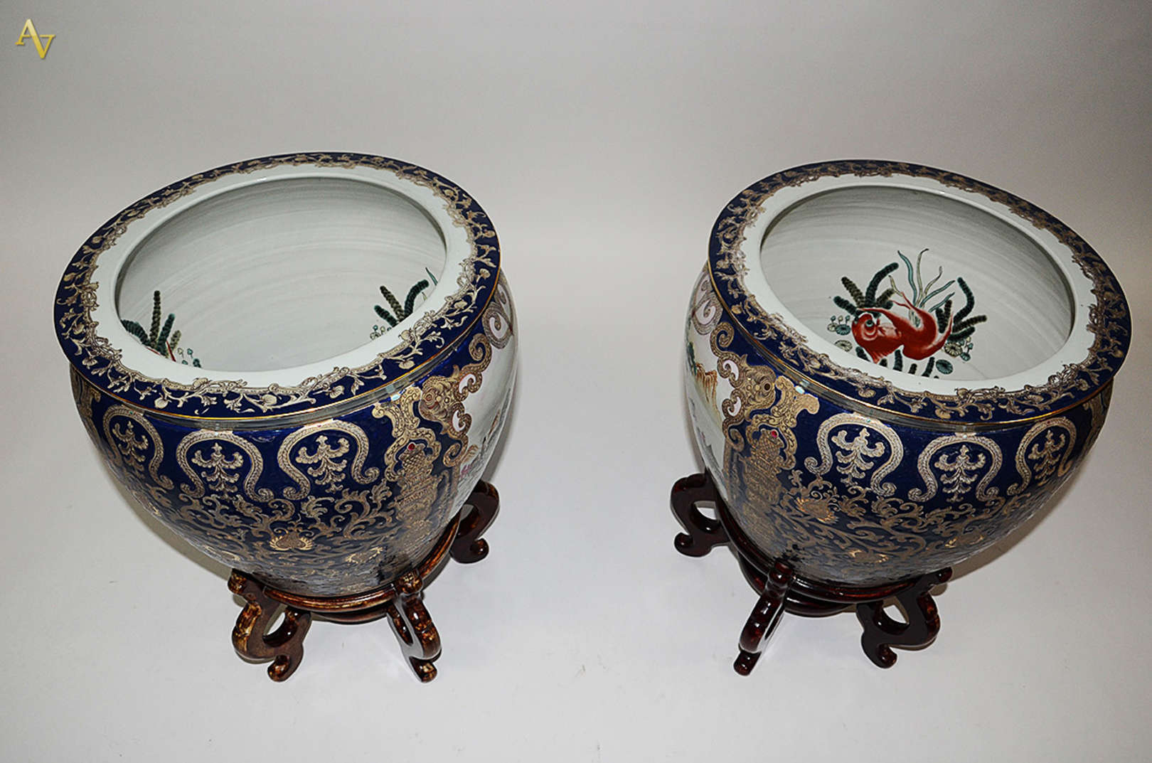 Par de cachepots de porcelana oriental decorado... - Galeria Alphaville