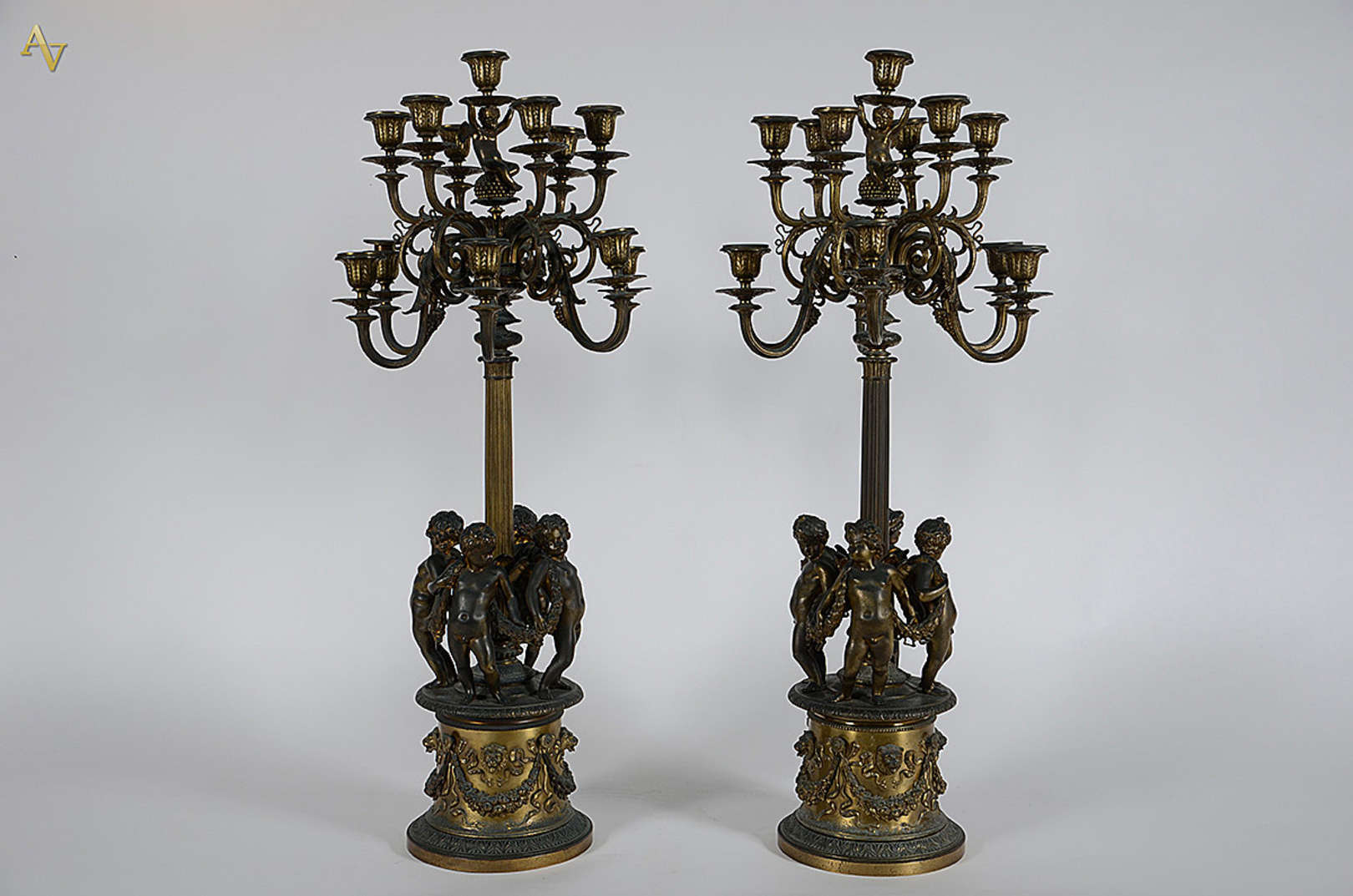 Par de imponentes candelabros franceses de bron... - Galeria Alphaville