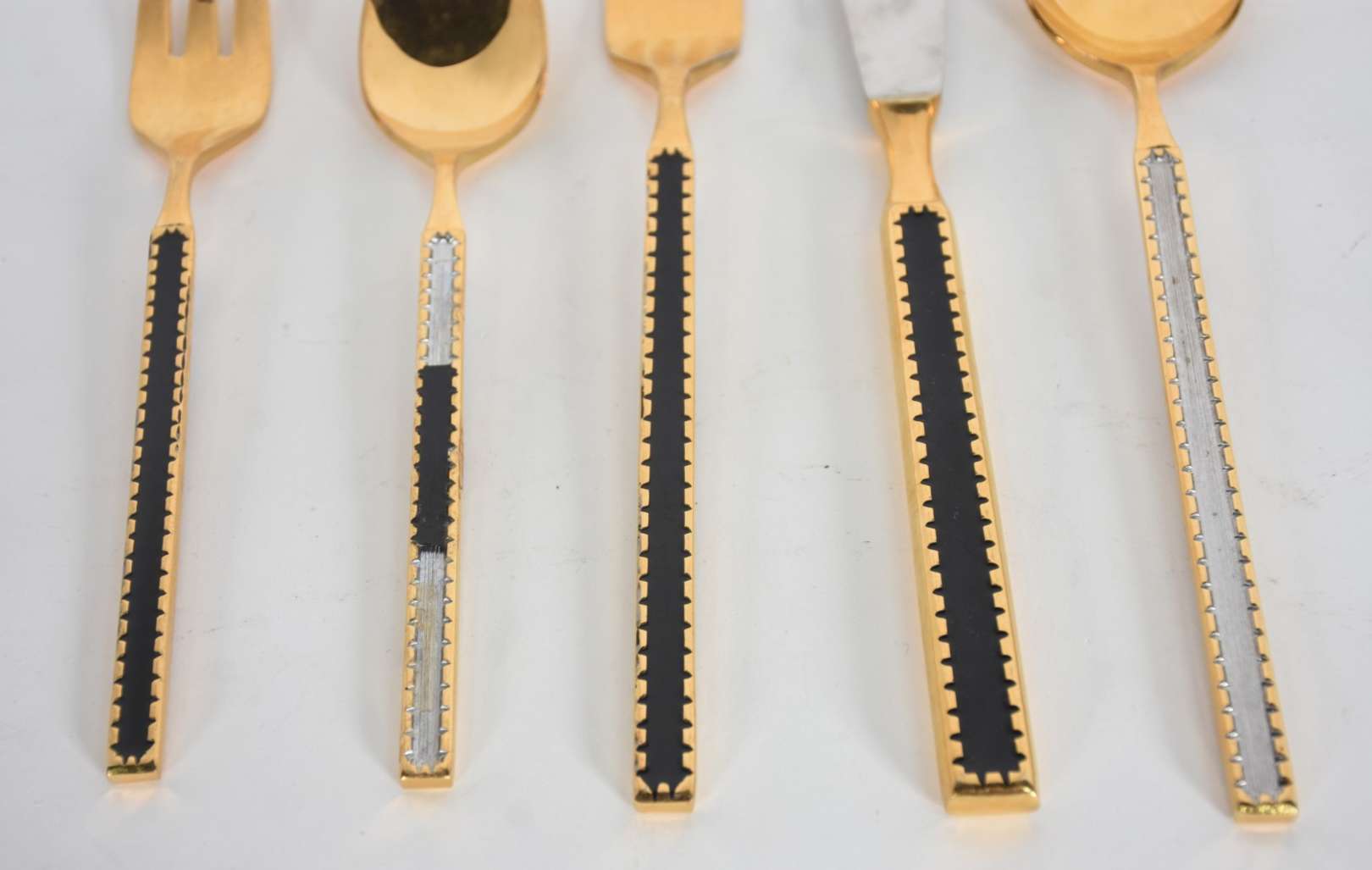 Faqueiro de metal dourado Supreme Vermai compos... - Galeria Alphaville