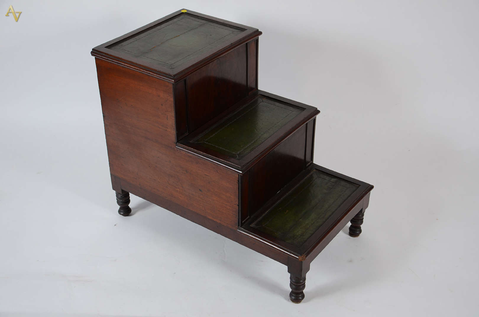 Escada estilo ingles de madeira nobre, alt. 64 ... - Galeria Alphaville