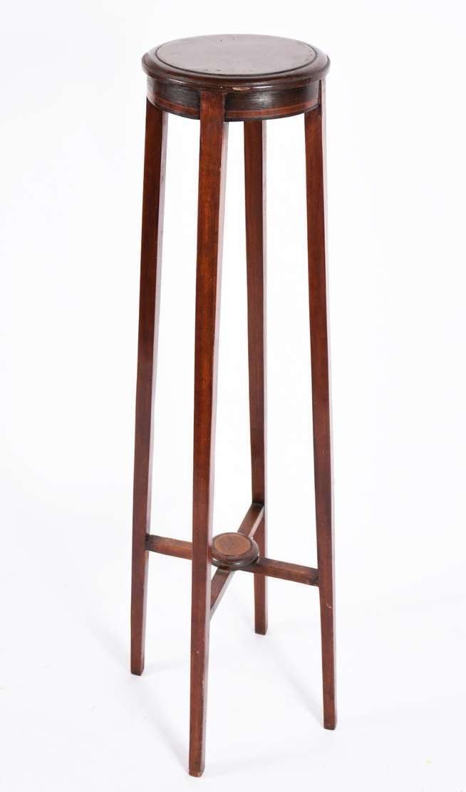 Coluna de madeira nobre, tampo redondo apoiado ... - Galeria Alphaville