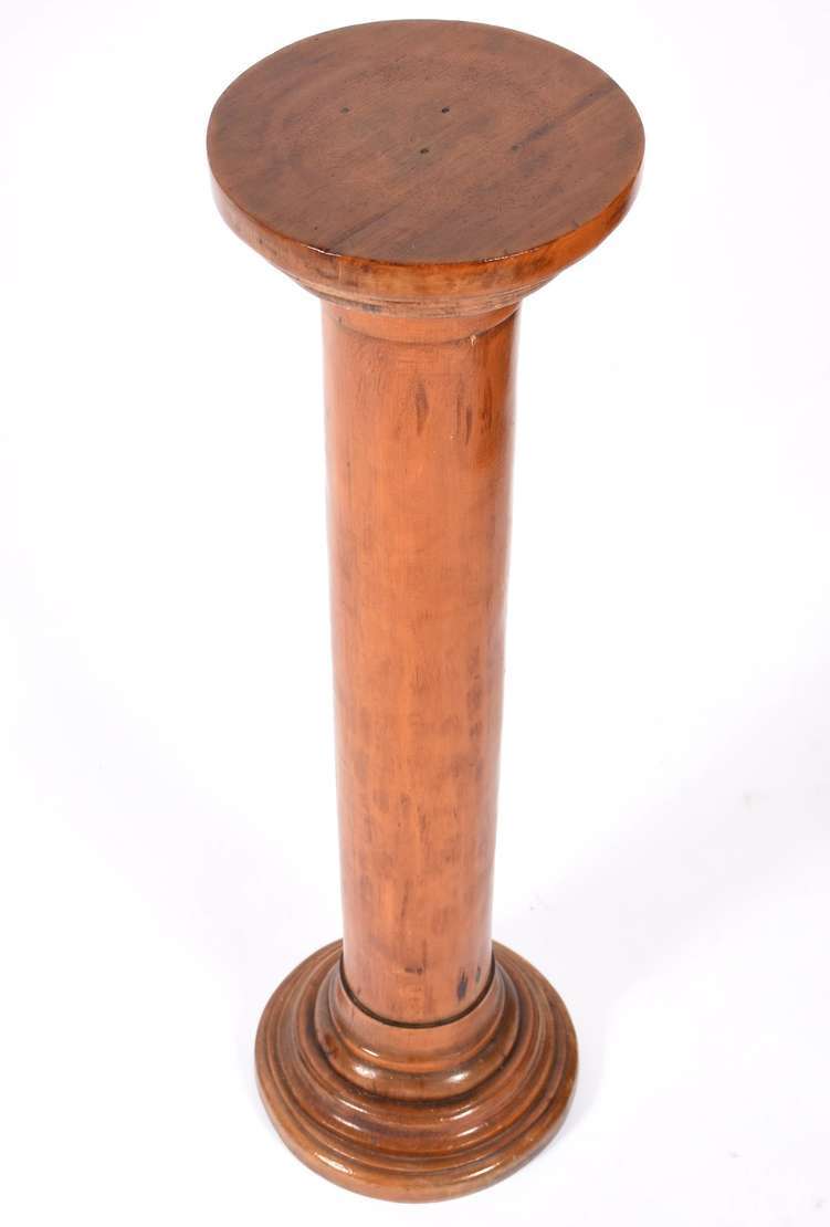 Coluna de madeira nobre em formato cilíndrico, ... - Galeria Alphaville