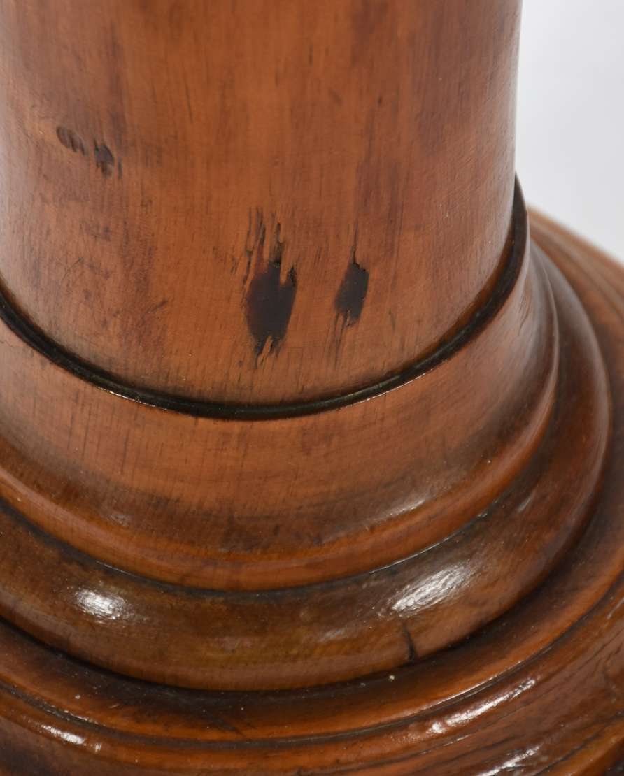 Coluna de madeira nobre em formato cilíndrico, ... - Galeria Alphaville