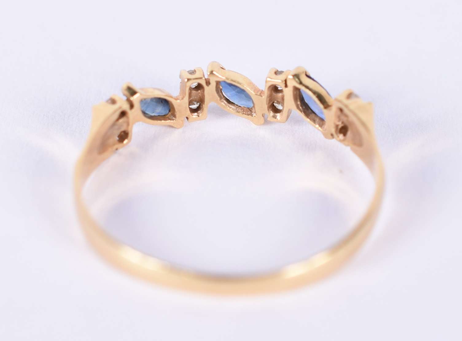 Anel de ouro 18 k contraste 750 com safiras azu... - Galeria Alphaville