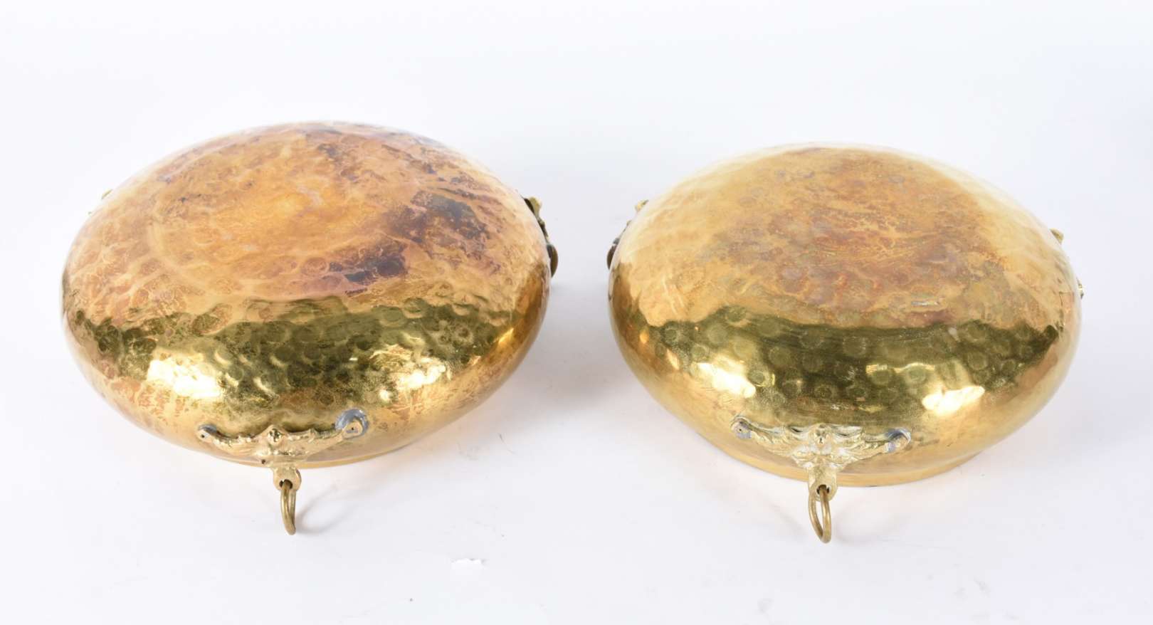 Par de cachepots de latão martelado, tres alças... - Galeria Alphaville