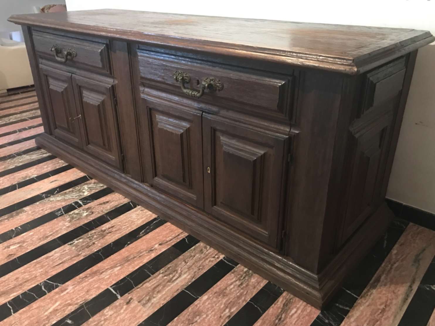 Arcaz de madeira nobre com 4 portas almofadadas... - Galeria Alphaville