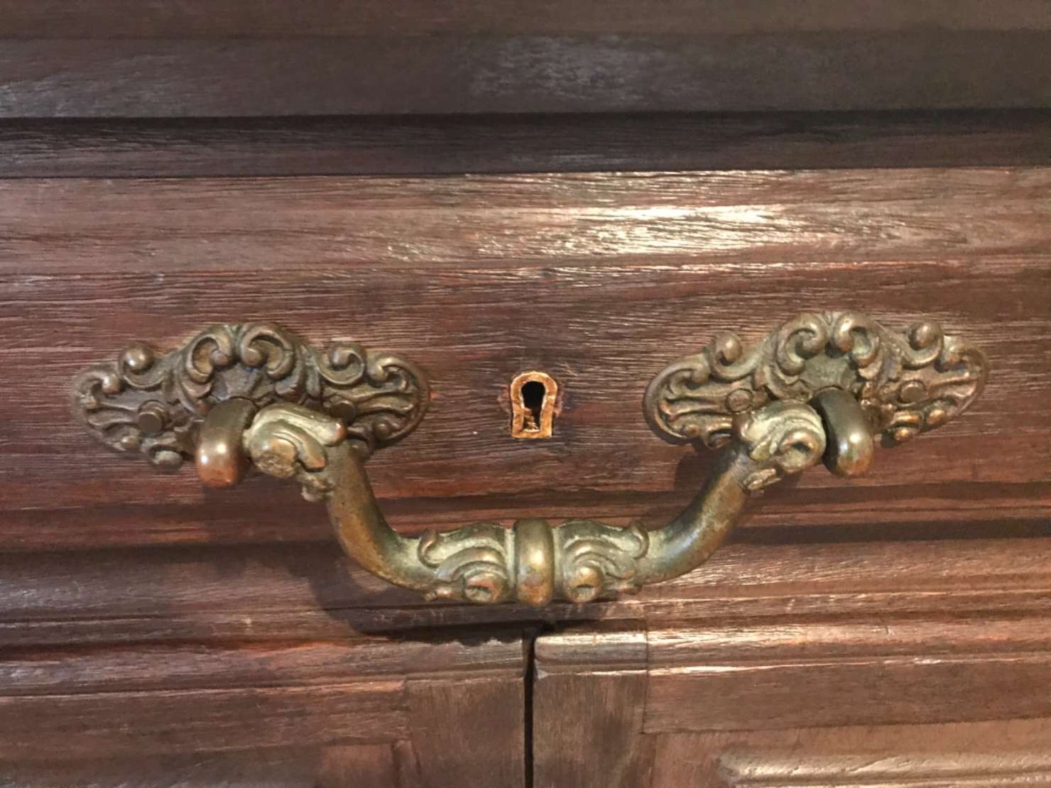 Arcaz de madeira nobre com 4 portas almofadadas... - Galeria Alphaville