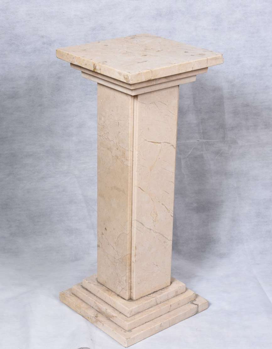 Pequena coluna de mármore. - Galeria Alphaville