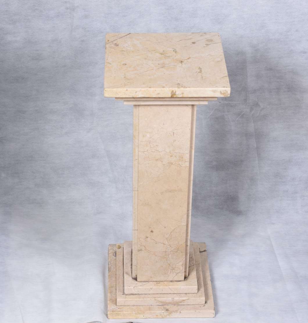 Pequena coluna de mármore. - Galeria Alphaville