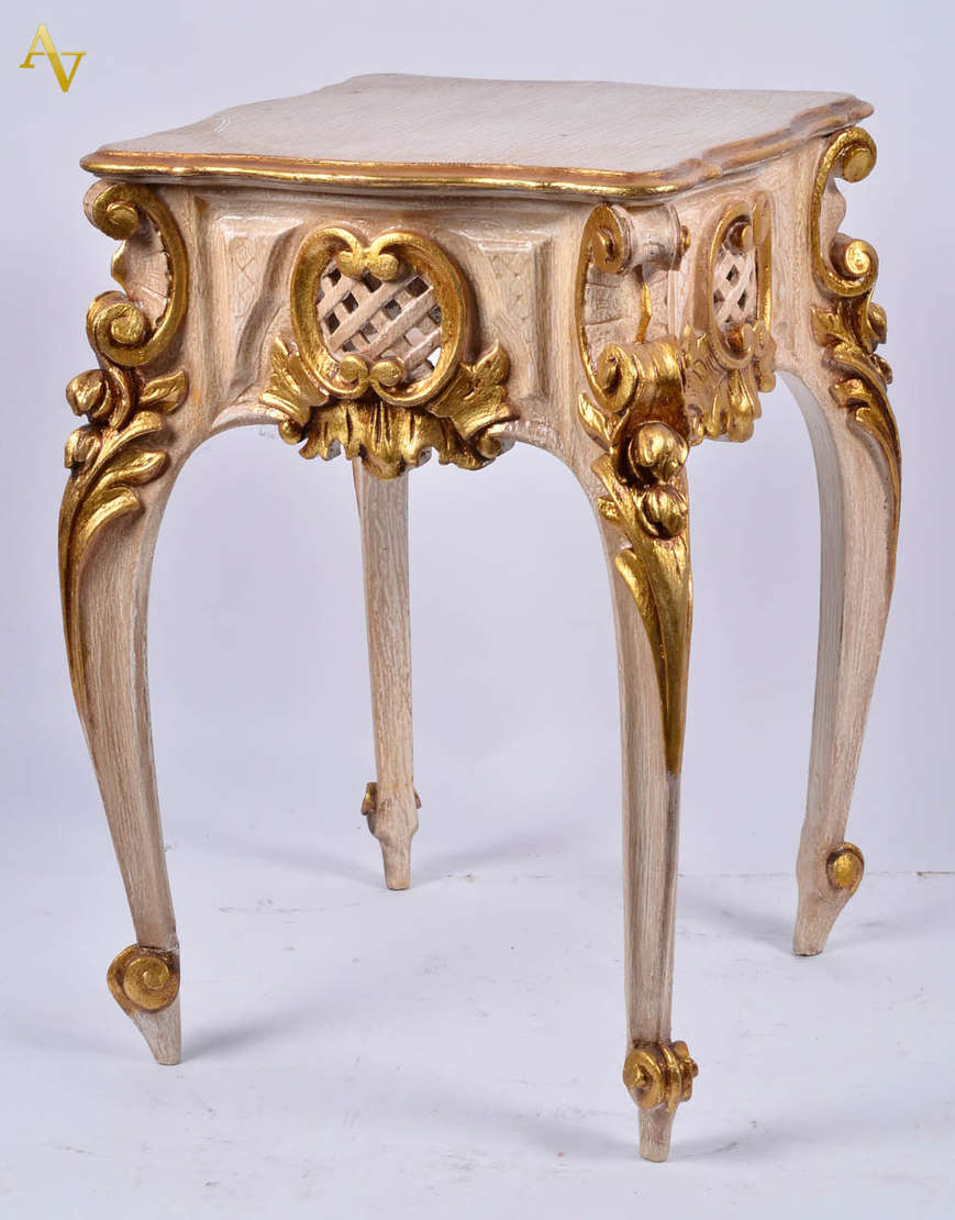 Pequena coluna de madeira patinada e dourada, p... - Galeria Alphaville