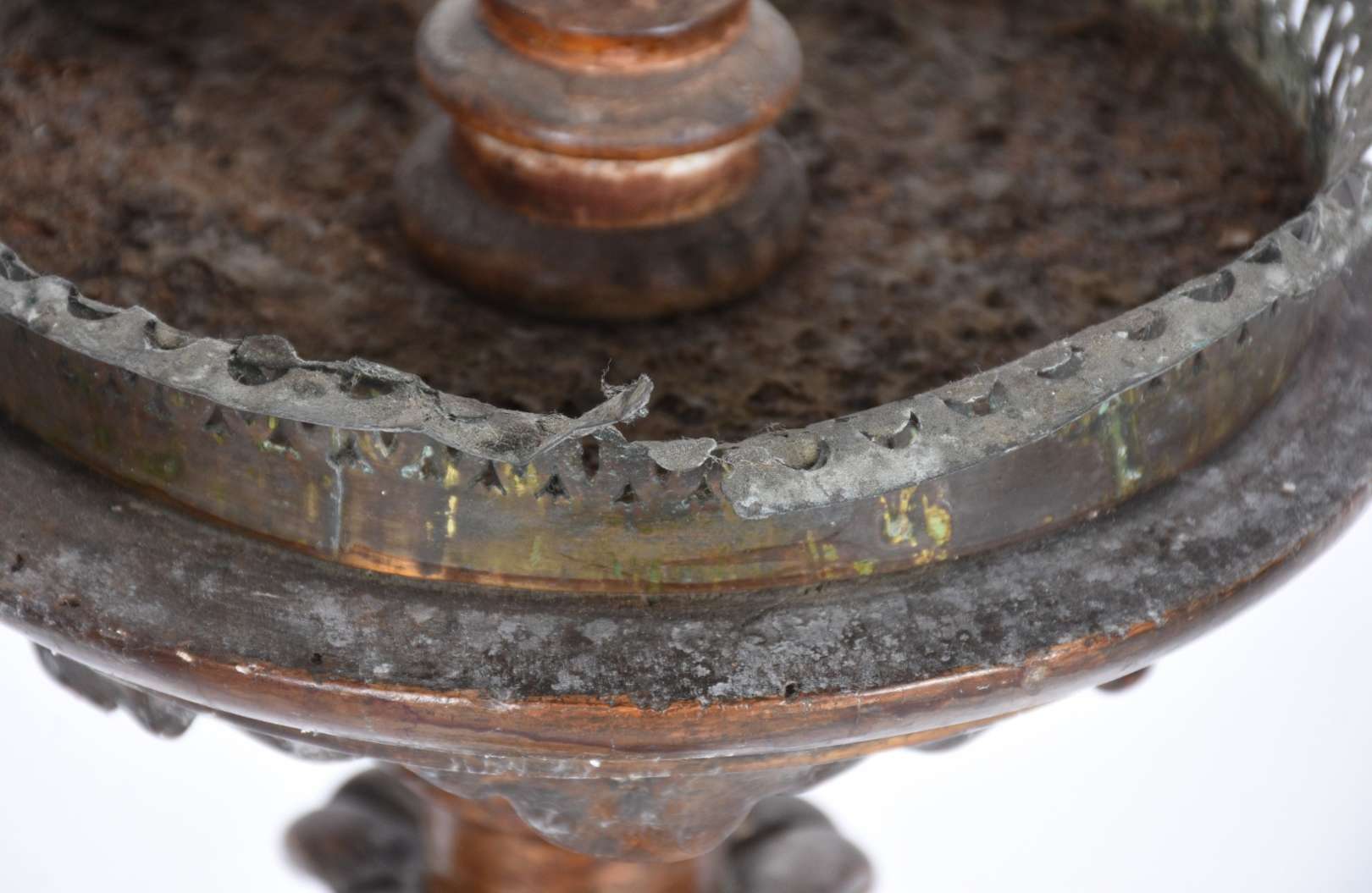 Tocheiro de madeira entalhada. - Galeria Alphaville