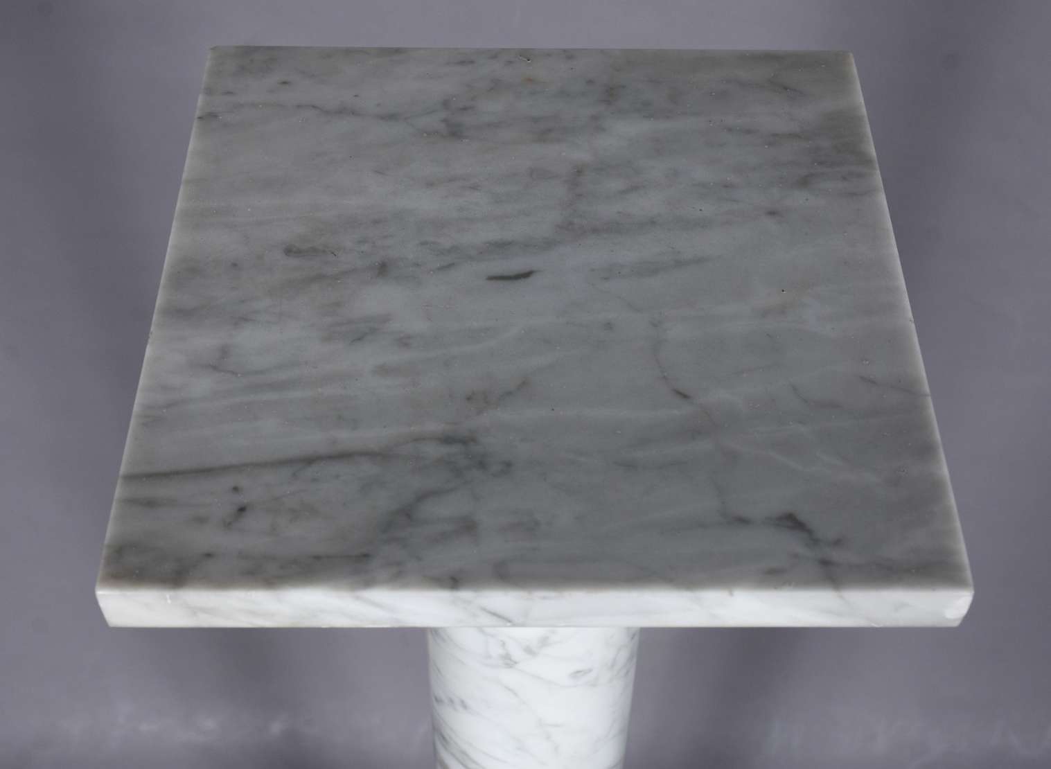 Coluna de mármore branco rajado, tampo e base n... - Galeria Alphaville