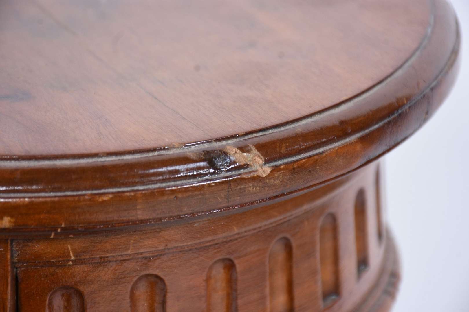 Pequena coluna de madeira nobre. - Galeria Alphaville