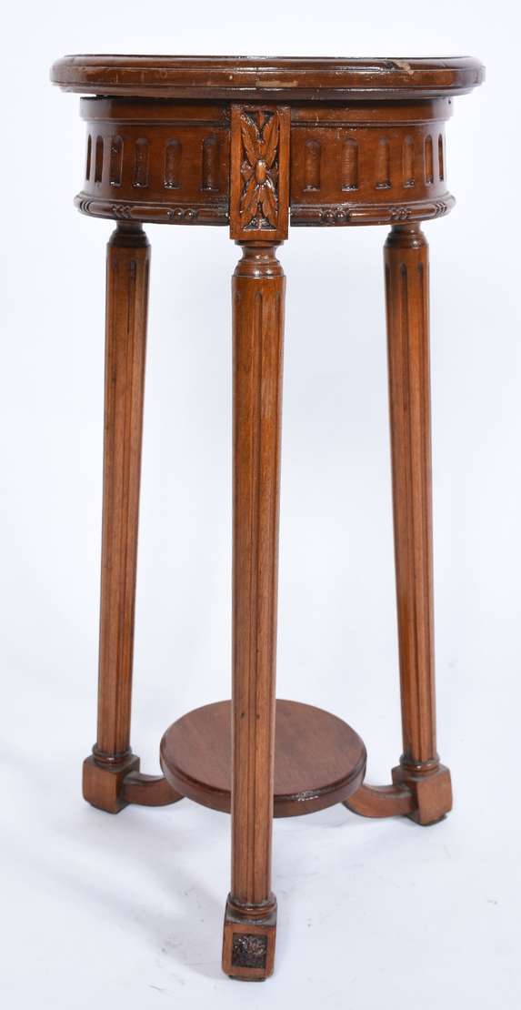 Pequena coluna de madeira nobre. - Galeria Alphaville