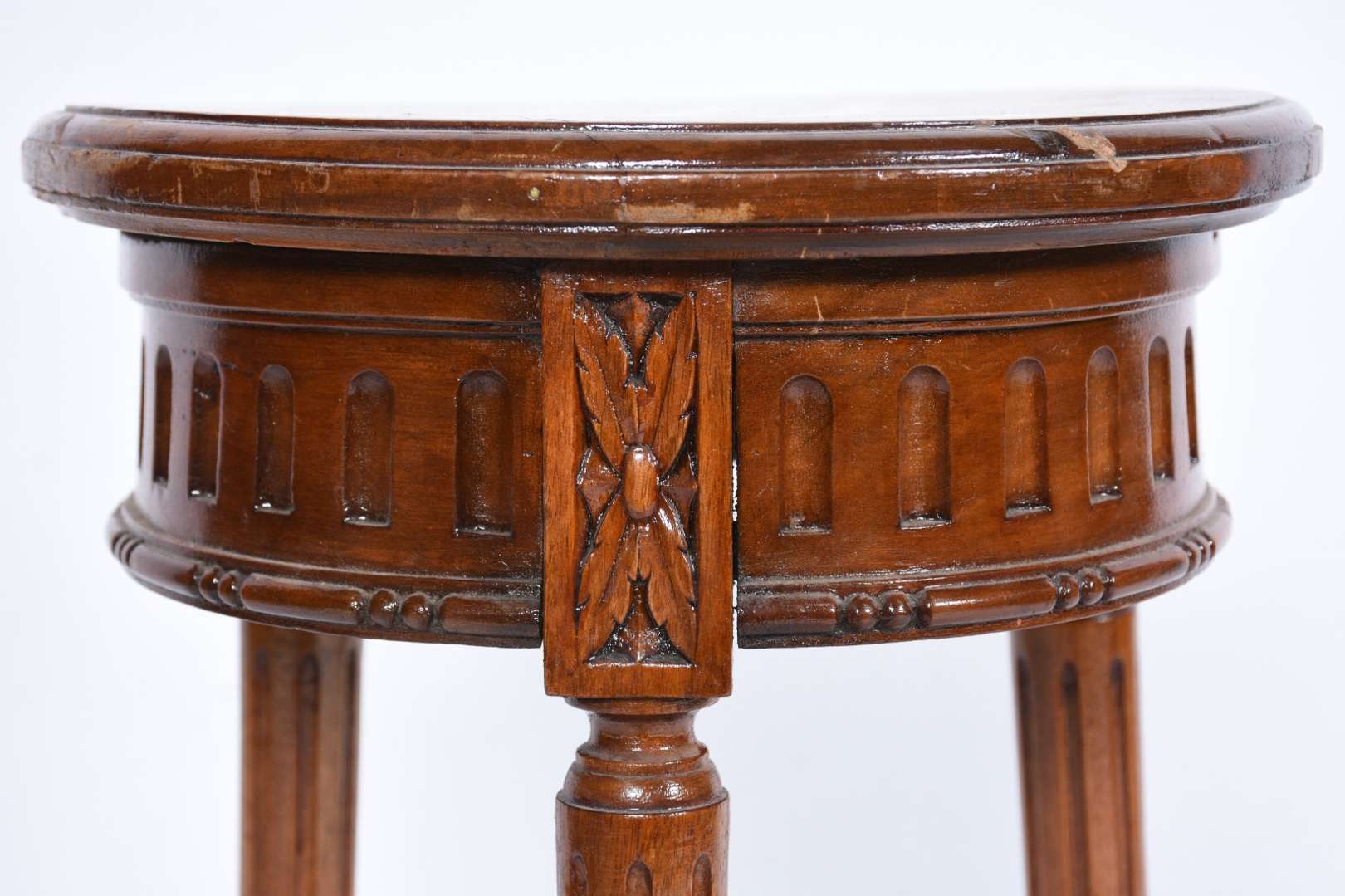 Pequena coluna de madeira nobre. - Galeria Alphaville