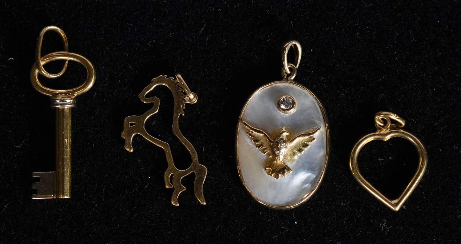 Conjunto com 4 pingentes de ouro 18k, contraste... - Galeria Alphaville