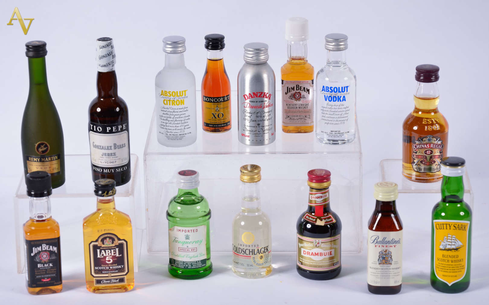 Quinze miniaturas de bebidas diversas. - Galeria Alphaville