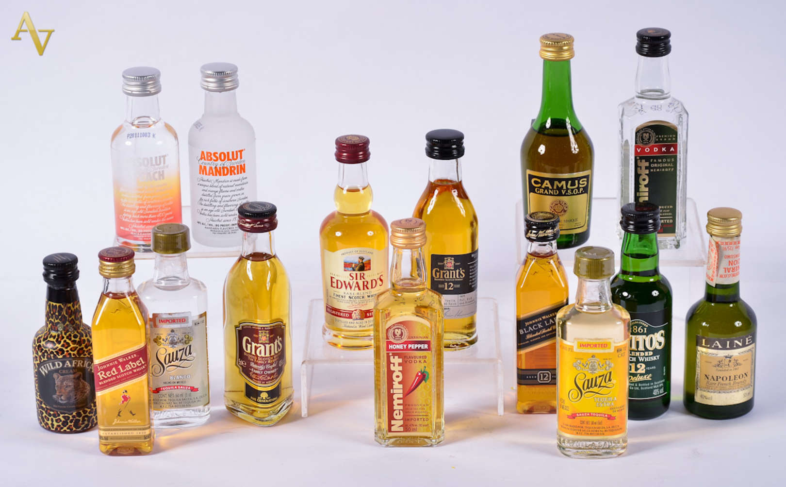 Quinze miniaturas de bebidas diversas. - Galeria Alphaville