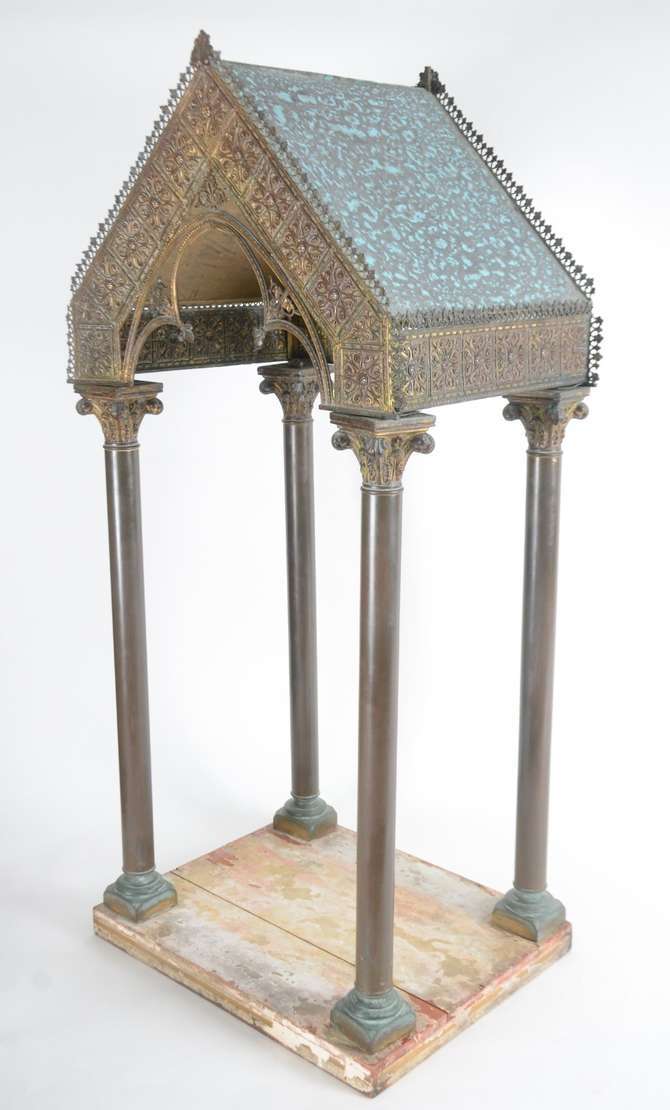 Oratório de metal trabalhado com base de madeira. - Galeria Alphaville