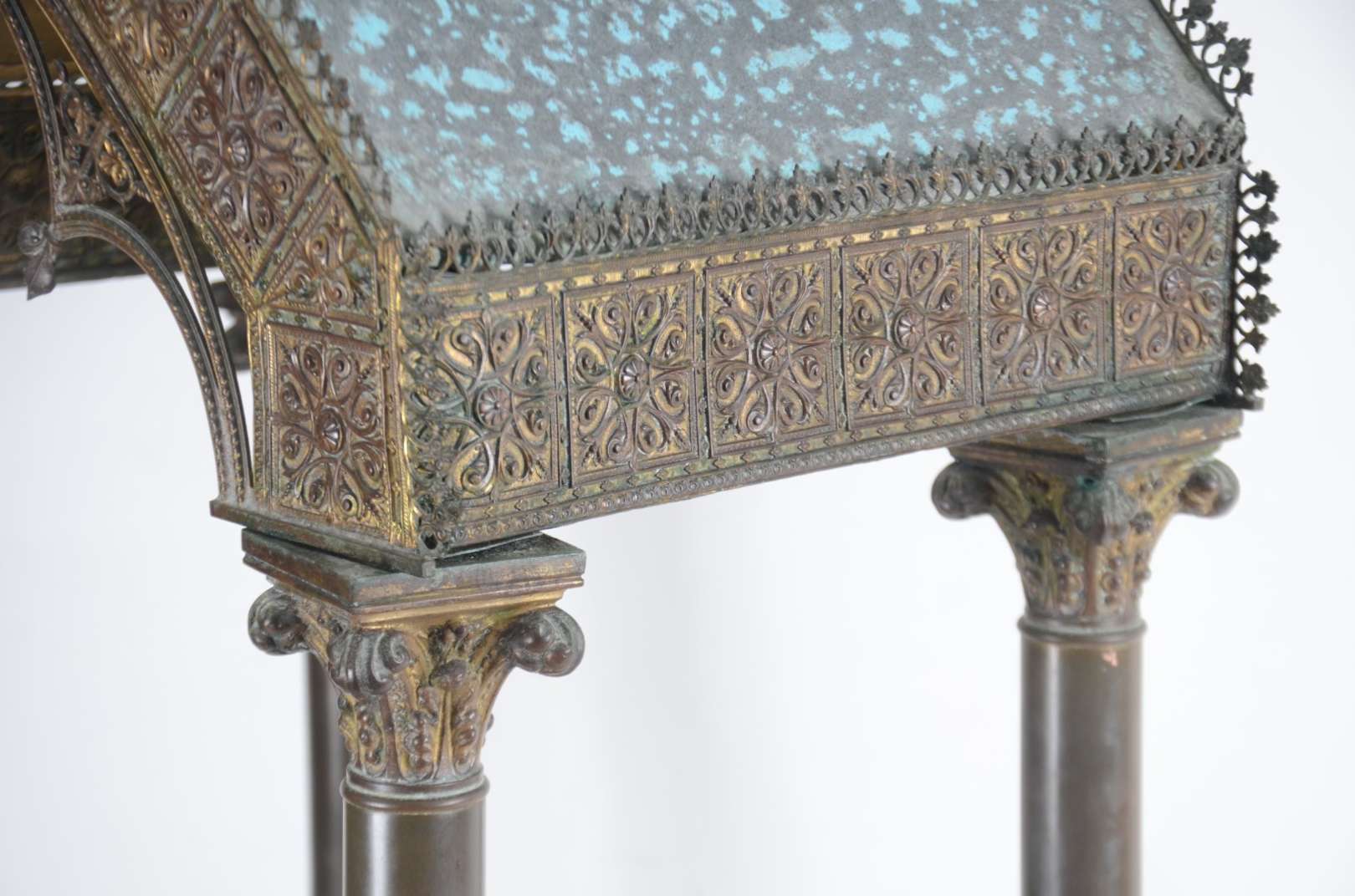 Oratório de metal trabalhado com base de madeira. - Galeria Alphaville