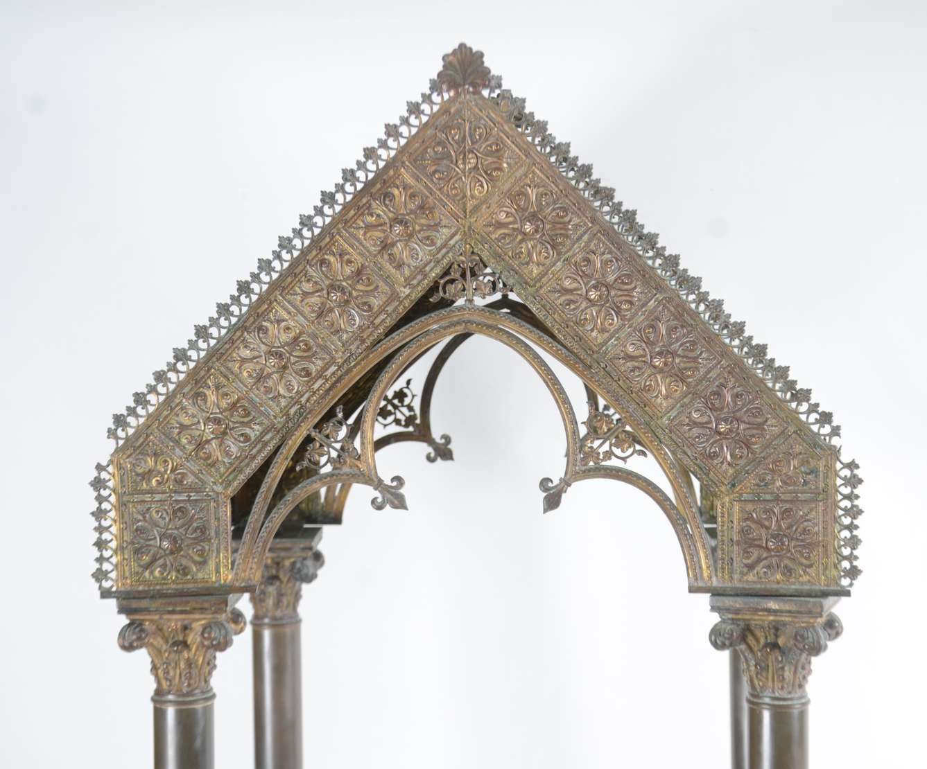 Oratório de metal trabalhado com base de madeira. - Galeria Alphaville