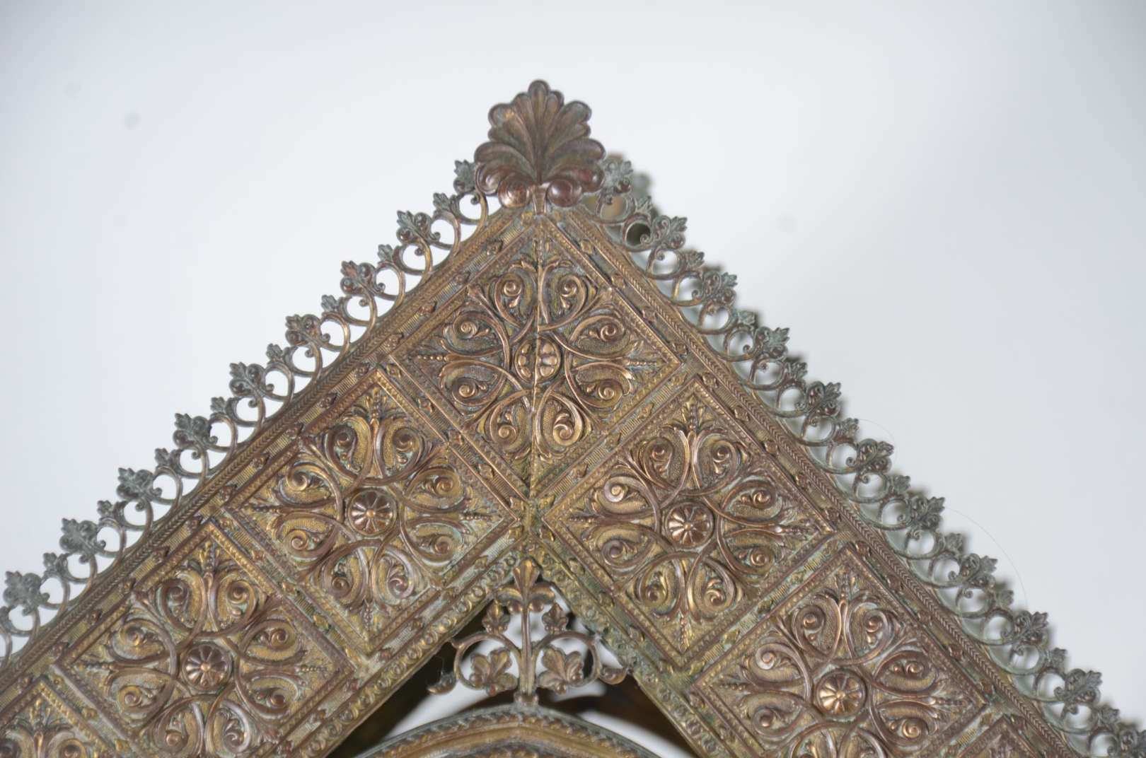 Oratório de metal trabalhado com base de madeira. - Galeria Alphaville