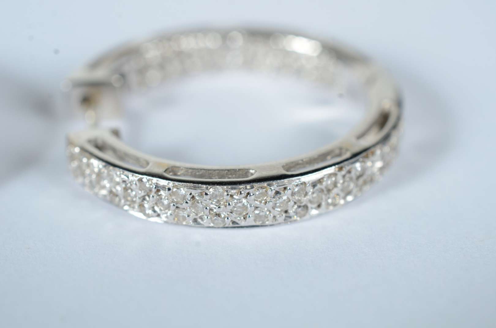 Par de argolas de ouro branco, contraste 750 cr... - Galeria Alphaville