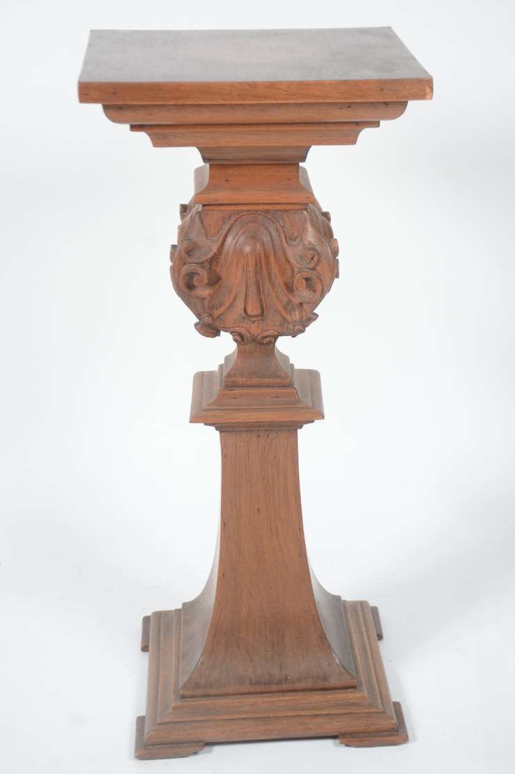 Coluna de madeira com detalhe entalhado em flor... - Galeria Alphaville