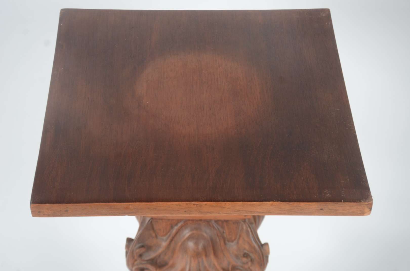 Coluna de madeira com detalhe entalhado em flor... - Galeria Alphaville