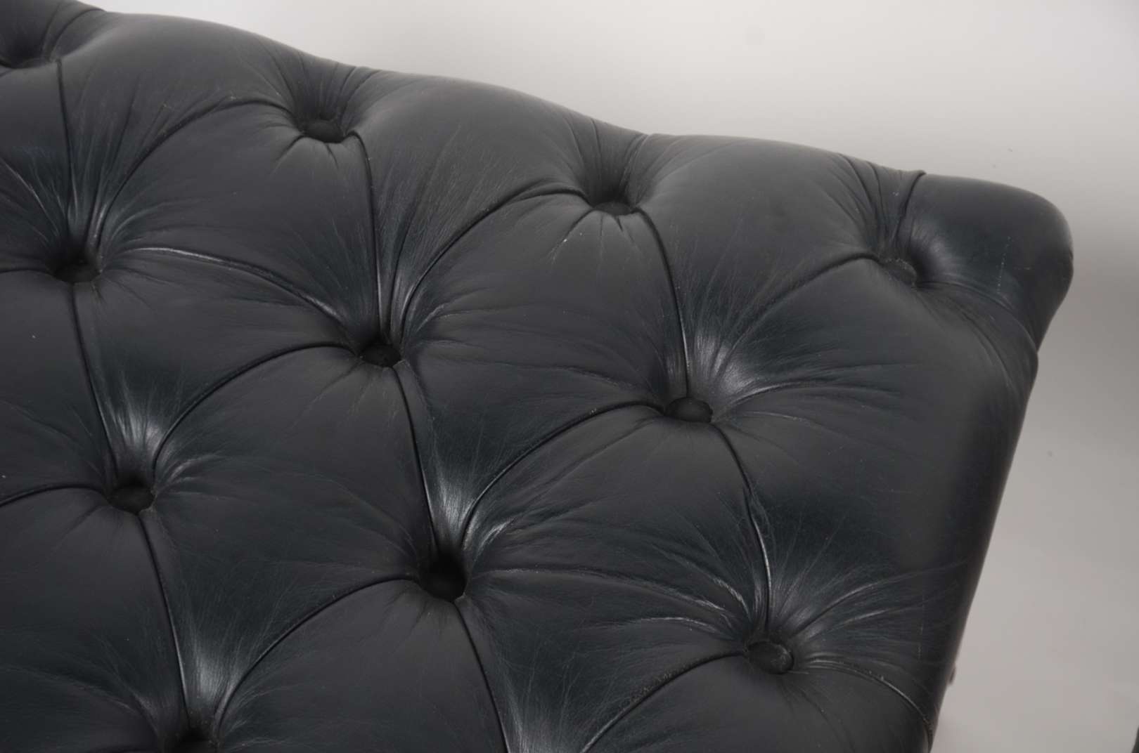 Par de puffs de madeira nobre com assentos de c... - Galeria Alphaville