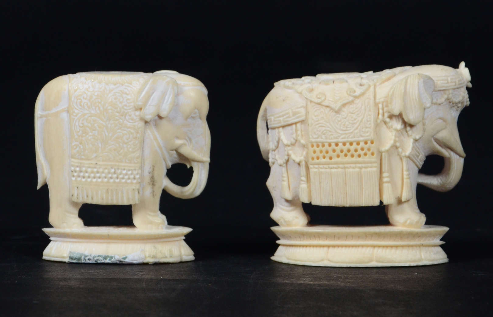 Duas esculturas em marfim representando elefantes - Galeria Alphaville