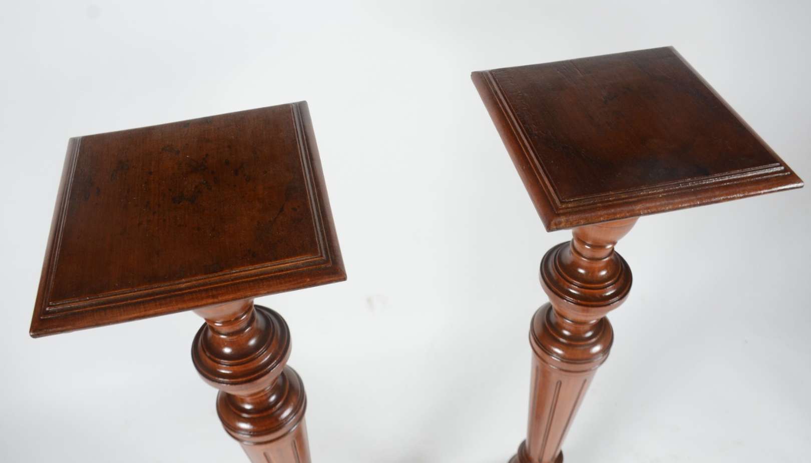 Par de colunas de madeira nobre, base e tampo f... - Galeria Alphaville