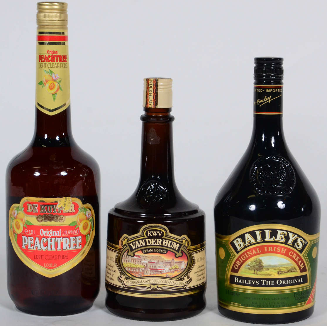 Três licores diversos, sendo: PEACH TREE, VANDE... - Galeria Alphaville