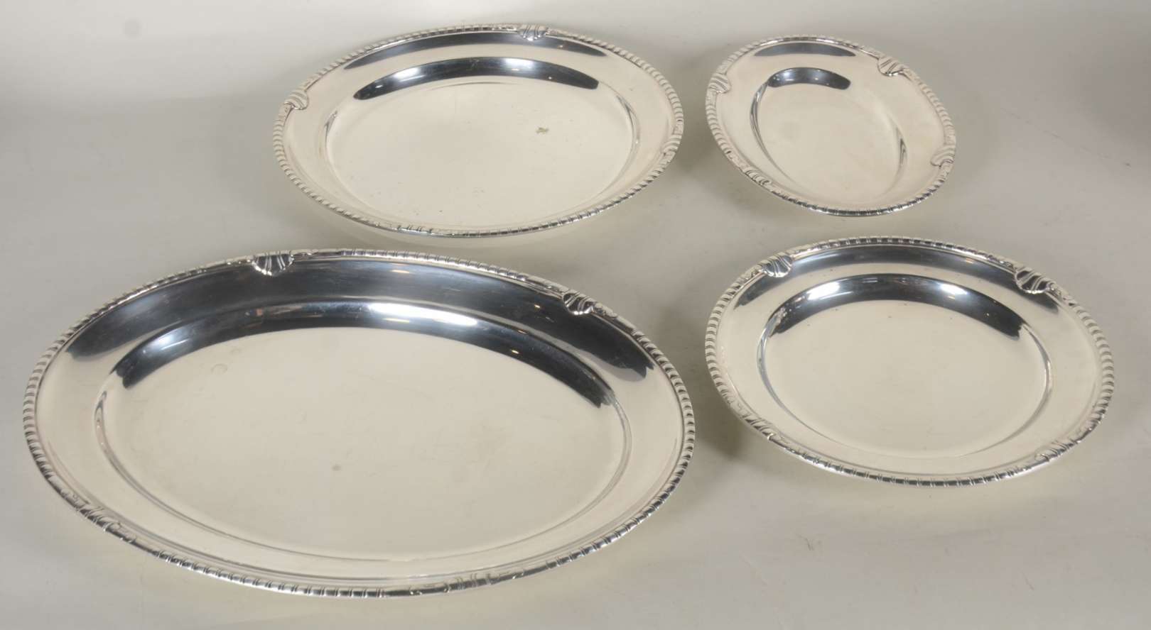 Baixela de jantar de metal prateado composto de... - Galeria Alphaville