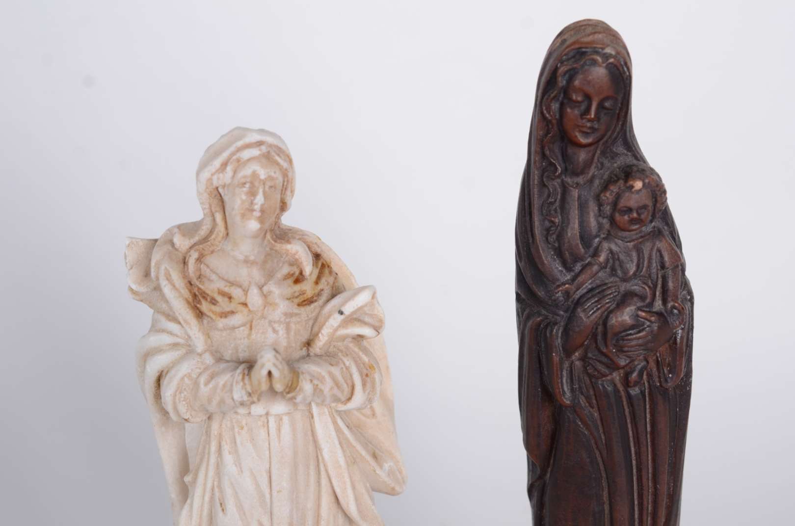 Duas imagens, sendo uma Nossa Senhora das Graça... - Galeria Alphaville