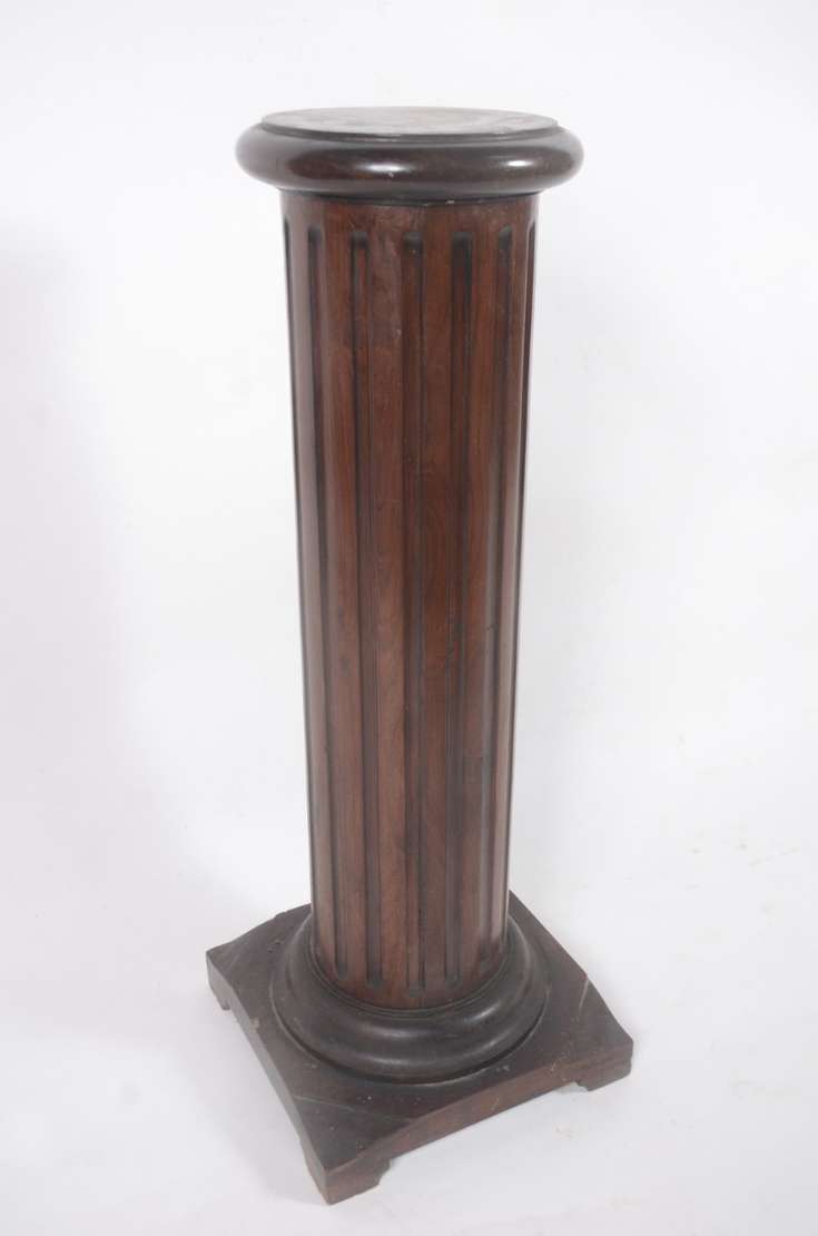 Coluna cilíndrica de madeira nobre frisada, bas... - Galeria Alphaville