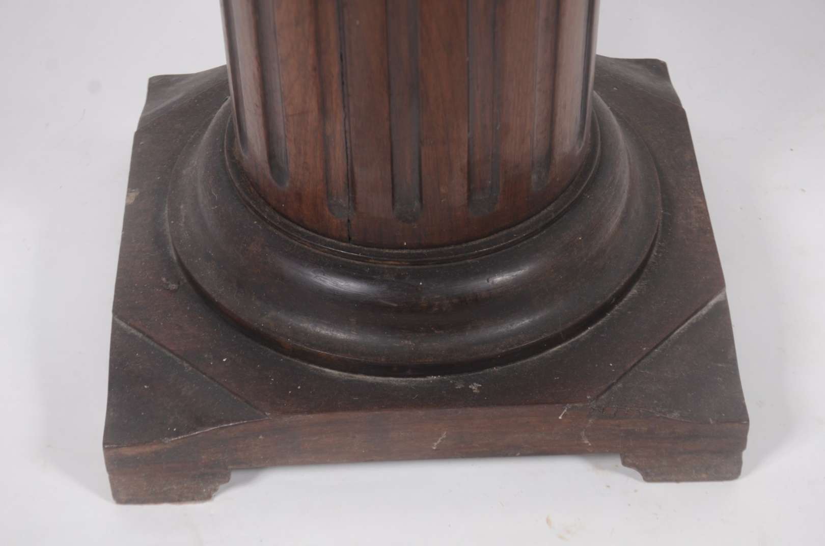 Coluna cilíndrica de madeira nobre frisada, bas... - Galeria Alphaville