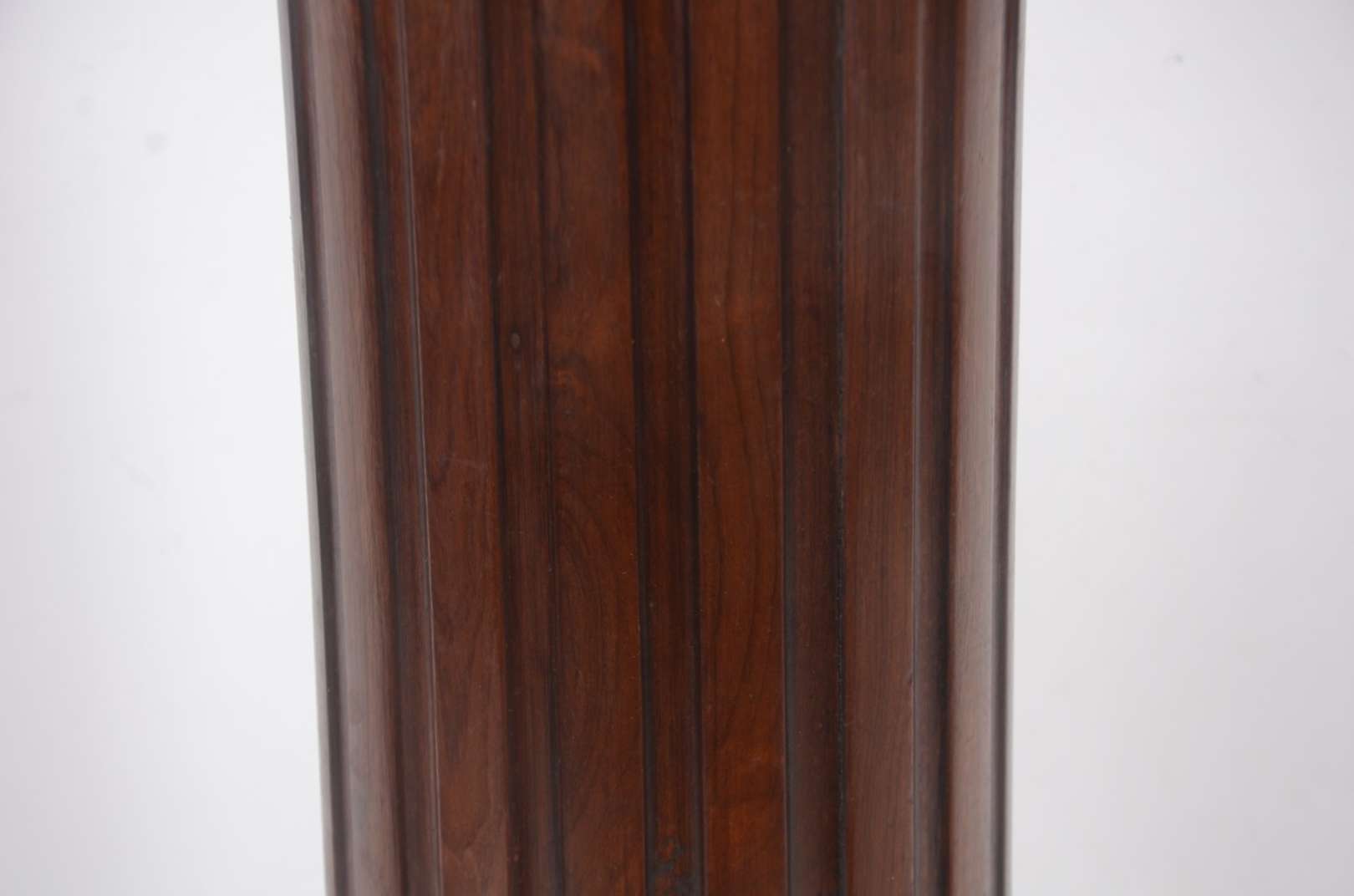 Coluna cilíndrica de madeira nobre frisada, bas... - Galeria Alphaville