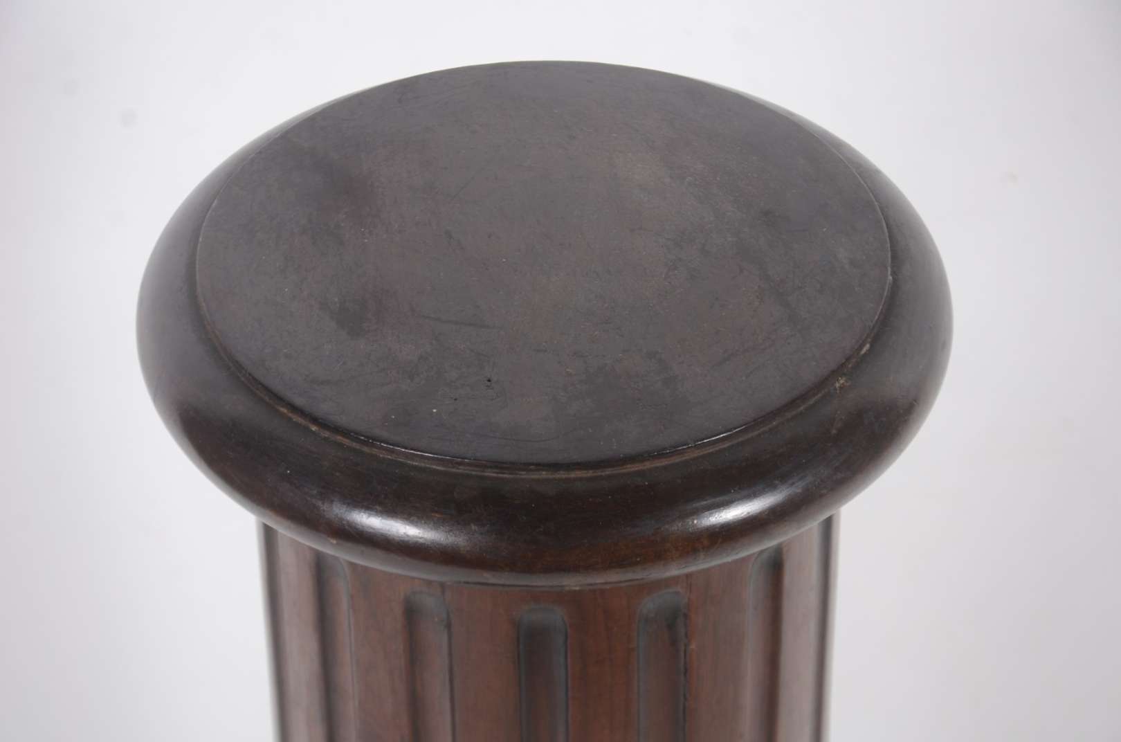 Coluna cilíndrica de madeira nobre frisada, bas... - Galeria Alphaville