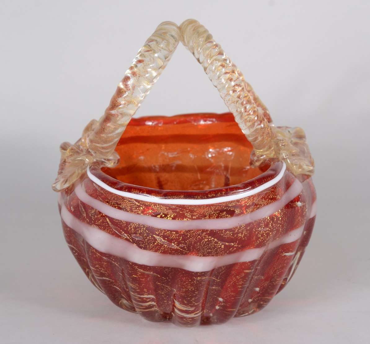 Cesta de murano italiano vermelho com pó de our... - Galeria Alphaville