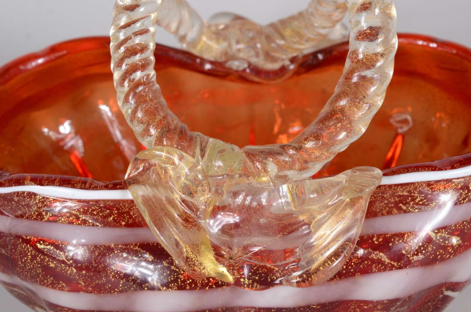 Cesta de murano italiano vermelho com pó de our... - Galeria Alphaville