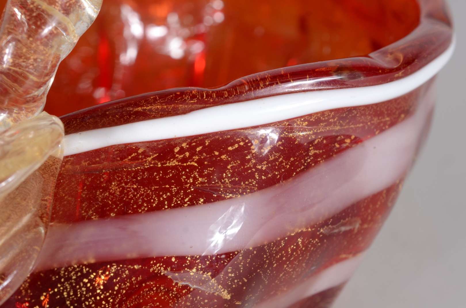 Cesta de murano italiano vermelho com pó de our... - Galeria Alphaville
