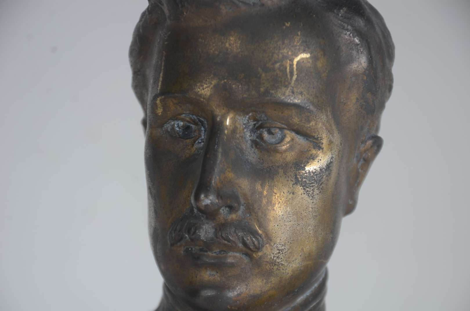 Busto de bronze representando figura do Rei da ... - Galeria Alphaville