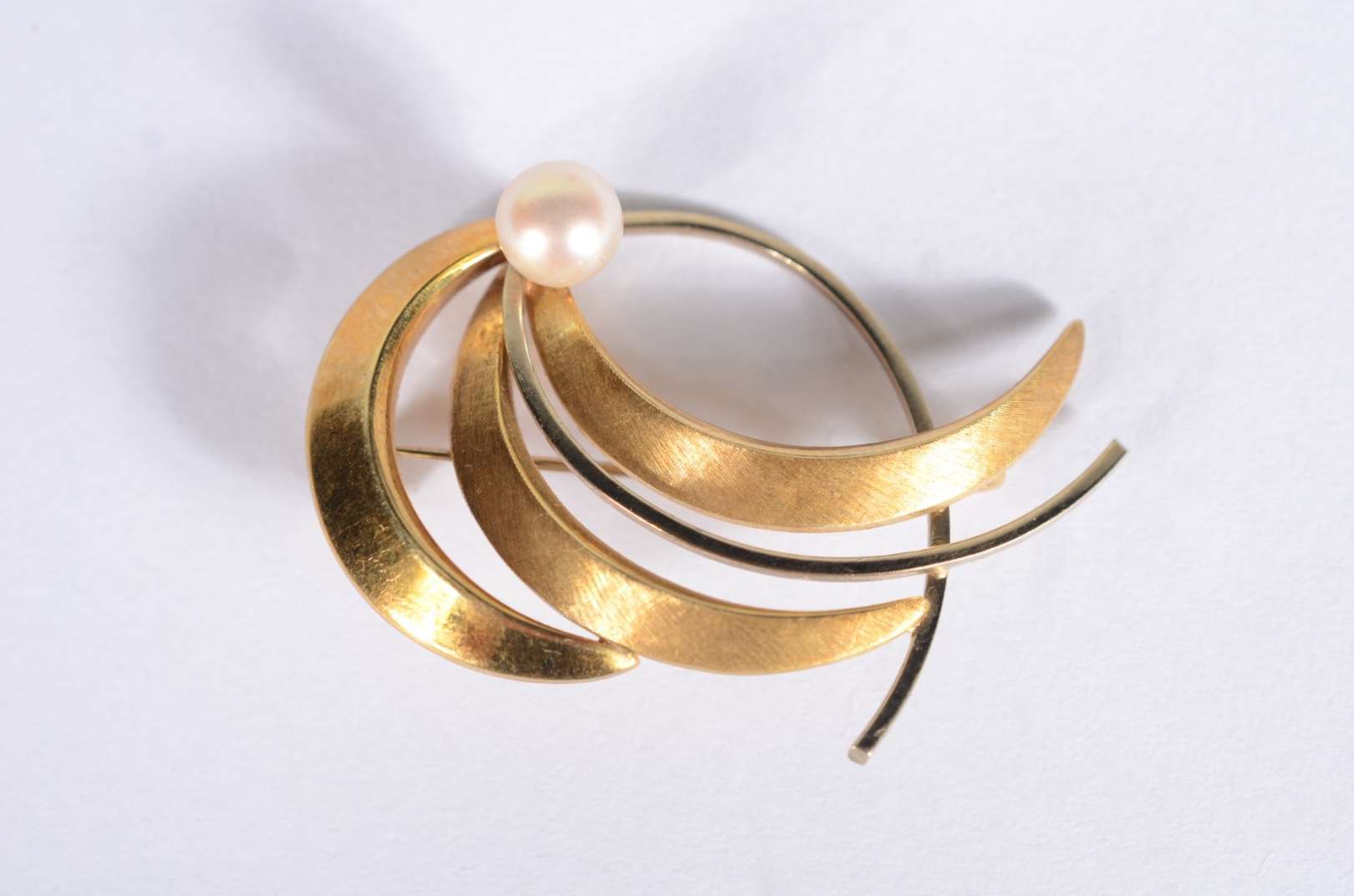 Broche de ouro 14 k., com perola. (Por motivos... - Galeria Alphaville