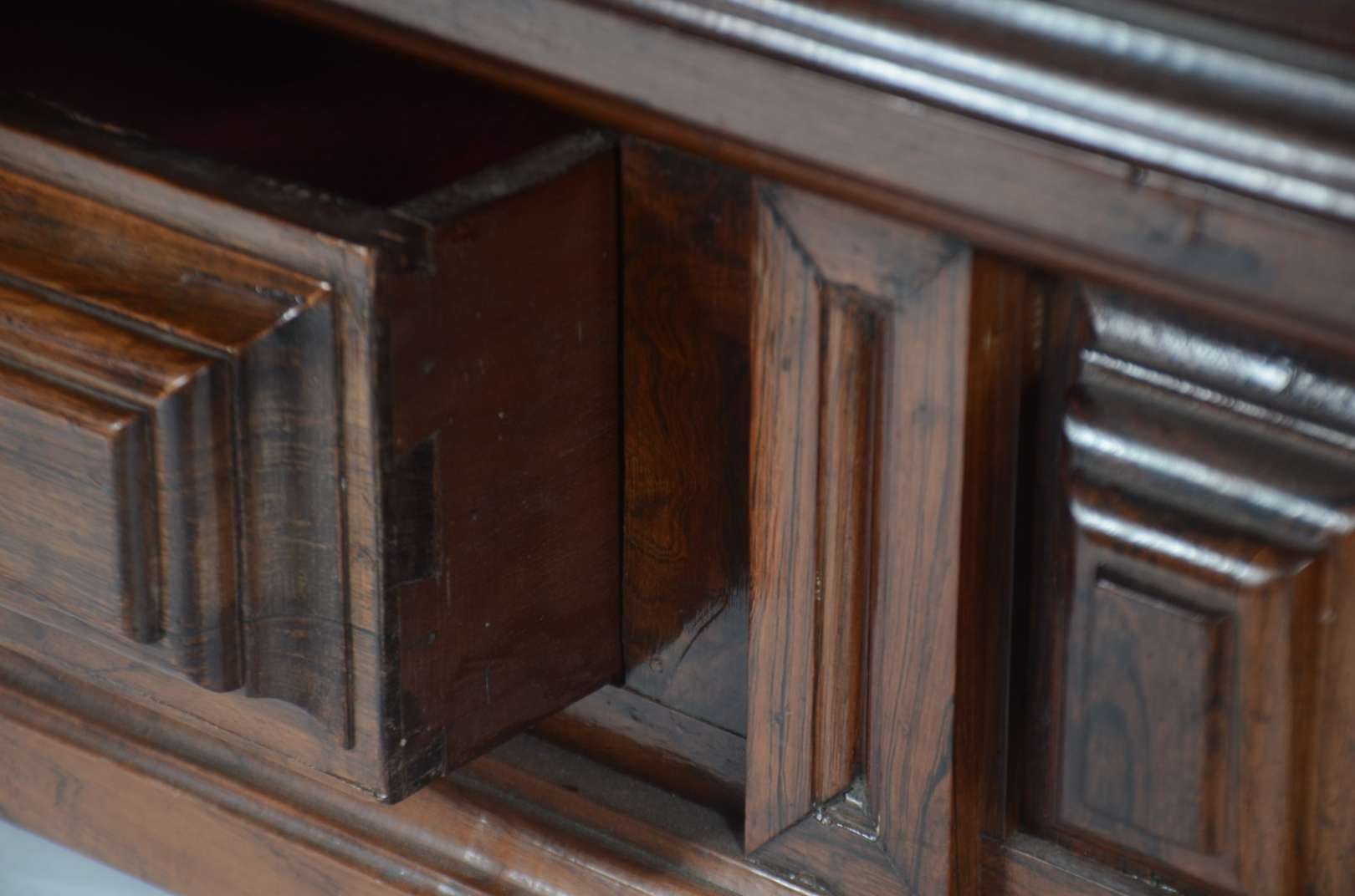 Arcaz de jacarandá, estilo colonial brasileiro,... - Galeria Alphaville