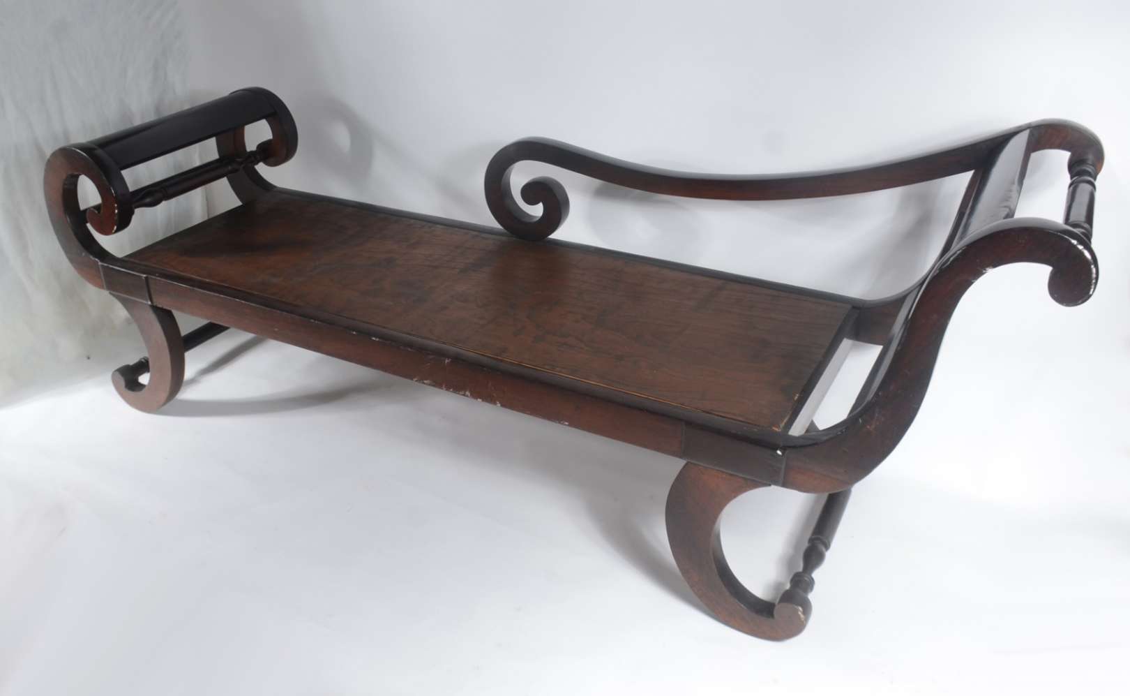 Recamier de madeira nobre com braço e encosto a... - Galeria Alphaville