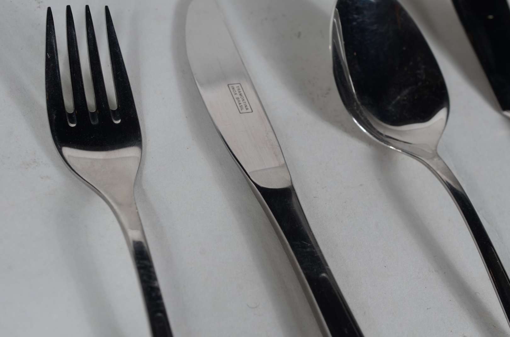 Faqueiro de aço Inox, composto de: 12 colheres,... - Galeria Alphaville