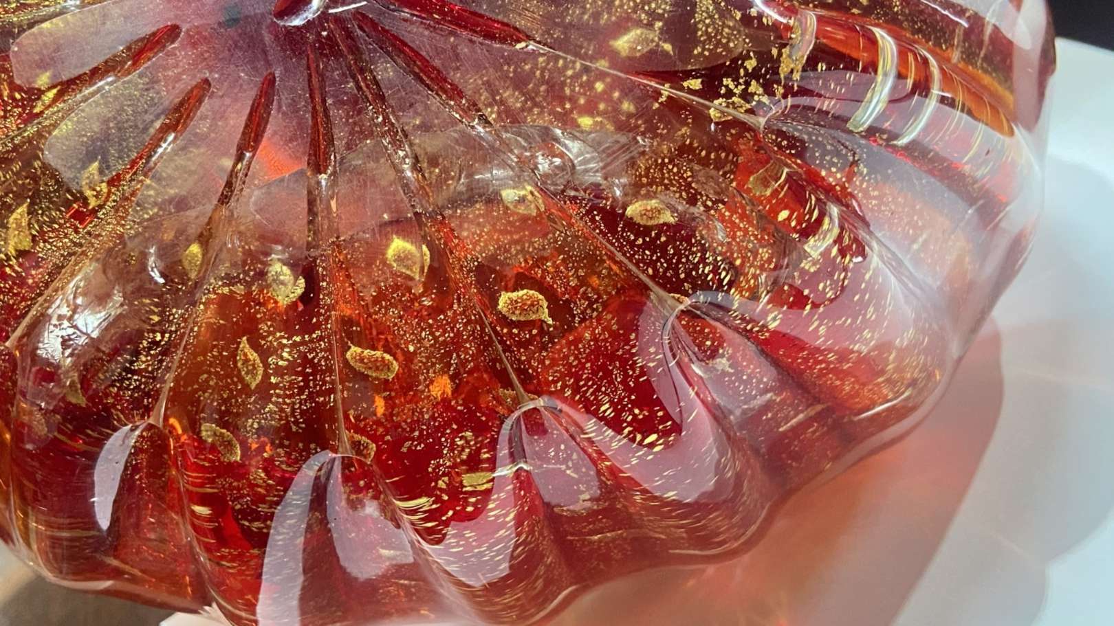 Cesta de murano italiano vermelho com pó de our... - Galeria Alphaville