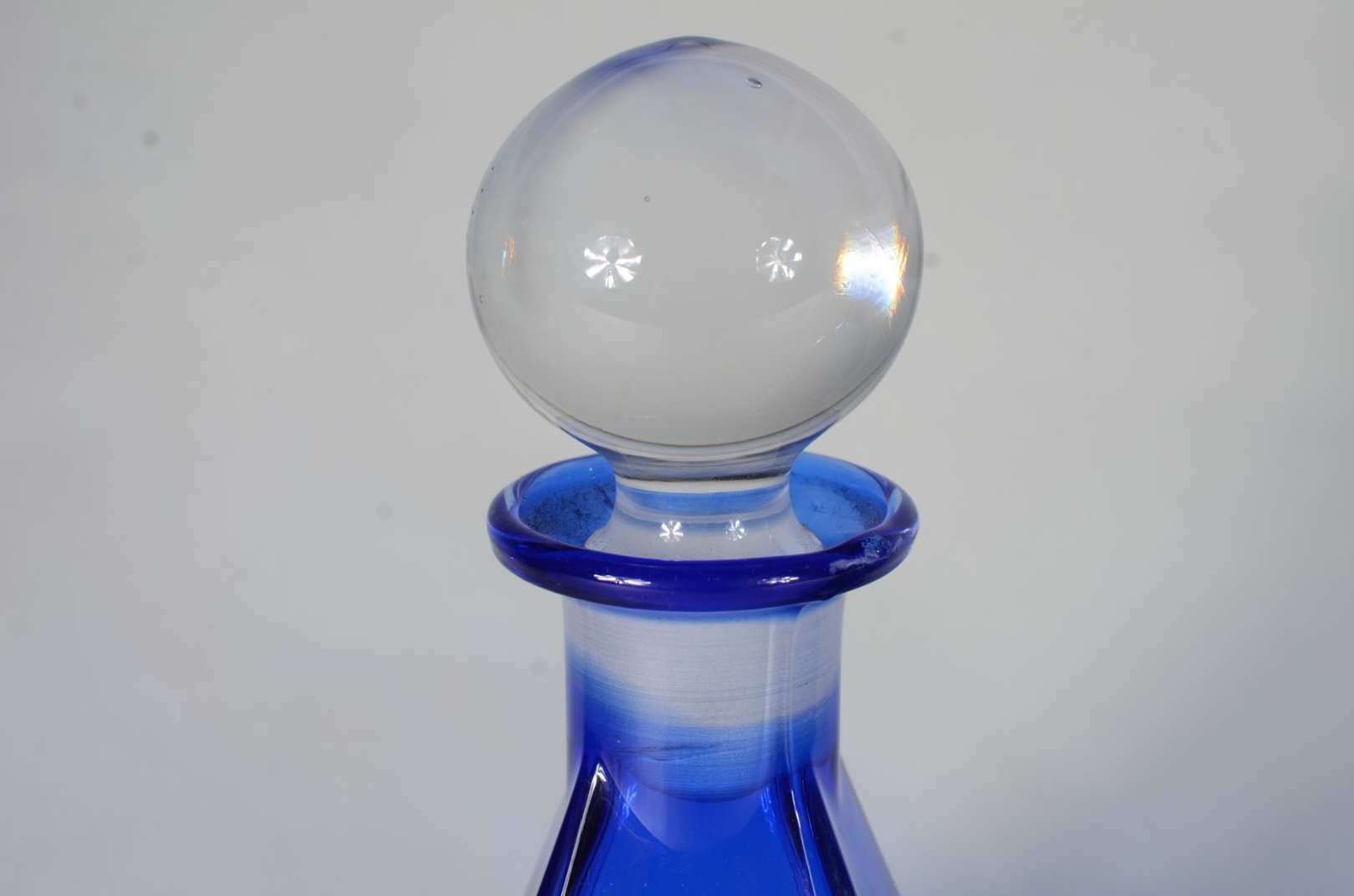 Duas garrafas de cristal na cor azul, sendo uma... - Galeria Alphaville